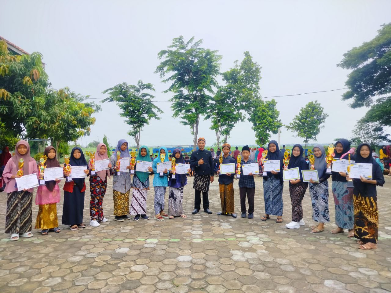 Peringatan Hari Guru Nasional di MTSN 3 Grobogan: Upacara Bendera ...